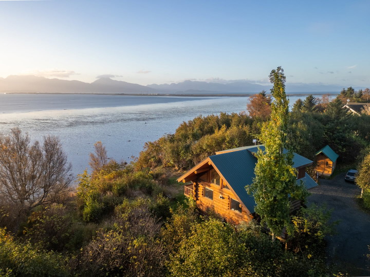 Stunning Oceanfront Log Home W/glacier & Spit View - Homer, AK