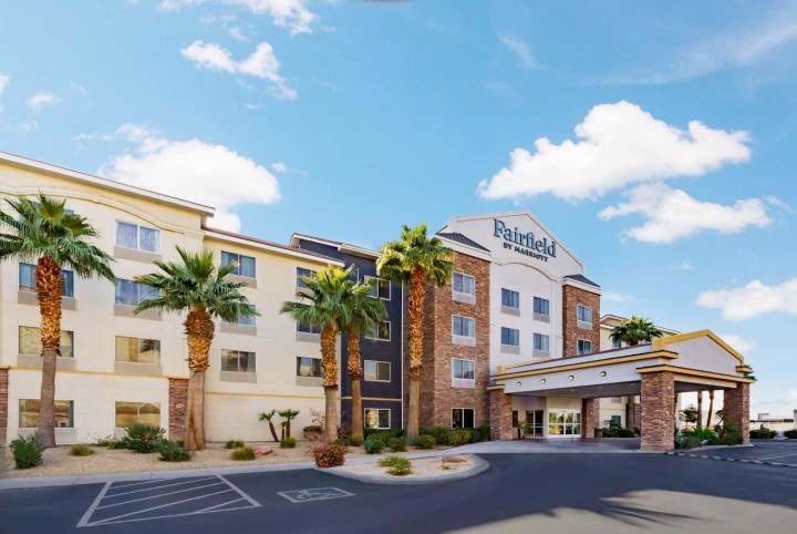Steps To Allegiant Stadium + Breakfast. Pool. Gym. - Las Vegas