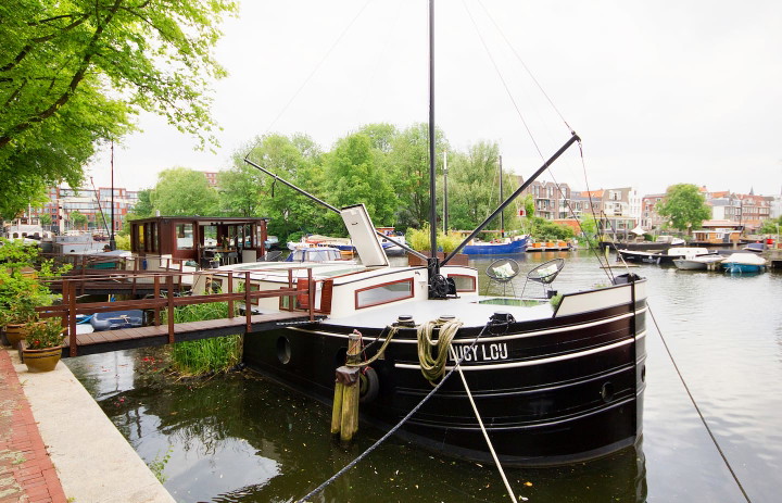 Modern Woonschip. Verborgen Parel In Hart Amterdam - Amsterdam