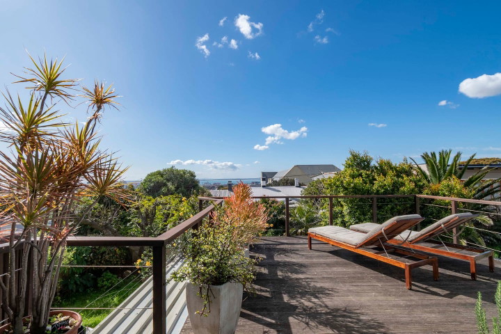 Cosy Home With Gorgeous Views - Claremont