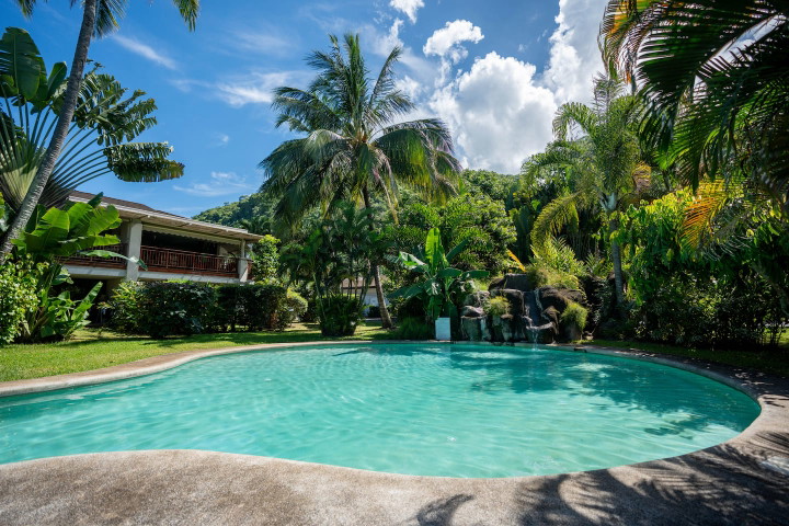 Green Setting With Private Beach & Pool Access - French Polynesia