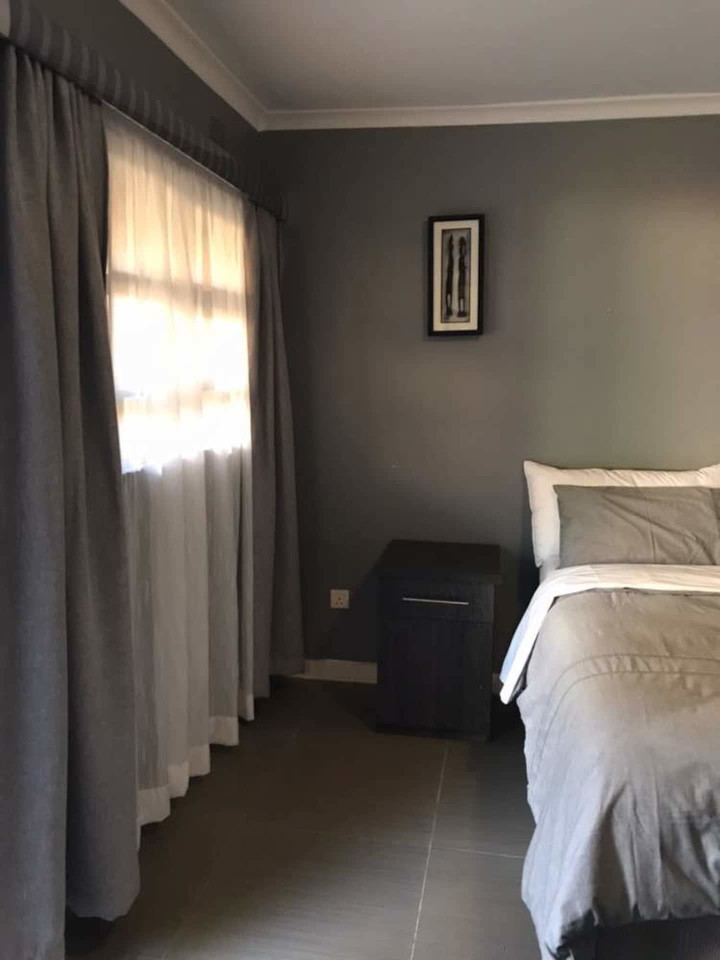 Self Contained Unit/studio - Harare