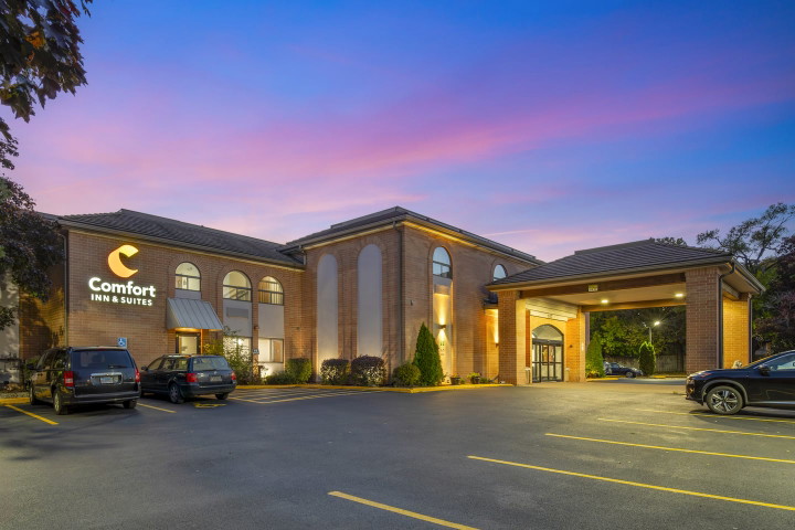 Quick Access To Chicago + Free Breakfast & Parking - Barrington, IL