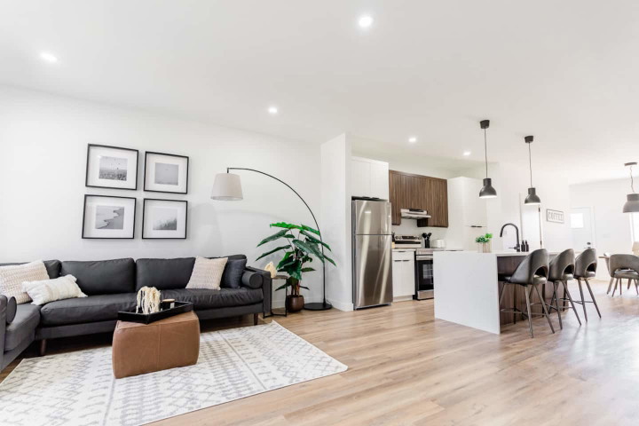 *New Modern Home | Free Parking | 5 Mins Downtown* - Winnipeg