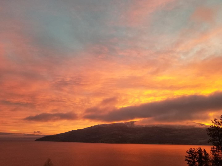 Paradise Awaits- Two Bedroom Suite. - Peachland