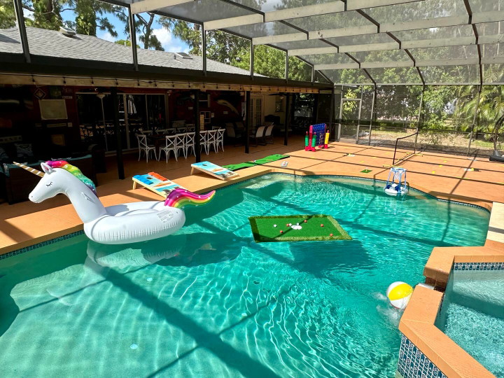 Manta Ray Getaway - Poolside Paradise Retreat! - Anna Maria Island, FL