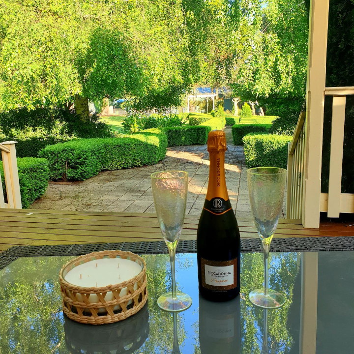 Stunning Country Style Home, Set On 1.5 Acres Of Beautiful Private Gardens Just Minutes From Warrnambool's Best Beaches.
Perfect For The Whole Family Or A Romantic Couples Retreat. - ウォーナンブール