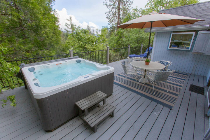 Near Yosemite: Bass Lake Cabin: Hot Tub, Lake View, Pet Friendly - Bass Lake, CA