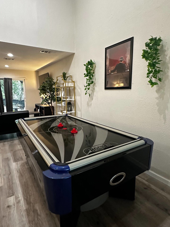 Cozy Fun Getaway: Fire Pit, Table Hockey & More! - Arlington, TX