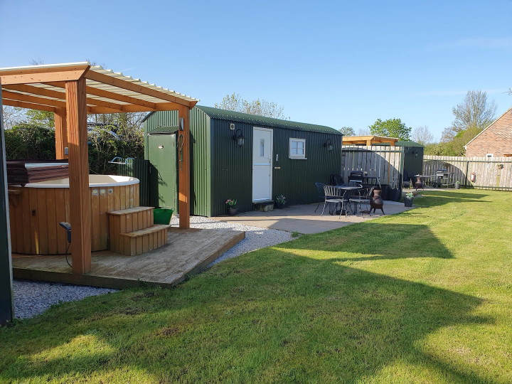 Cosy Shepherd's Hut With Wood Fired Hot Tub, - Knaresborough