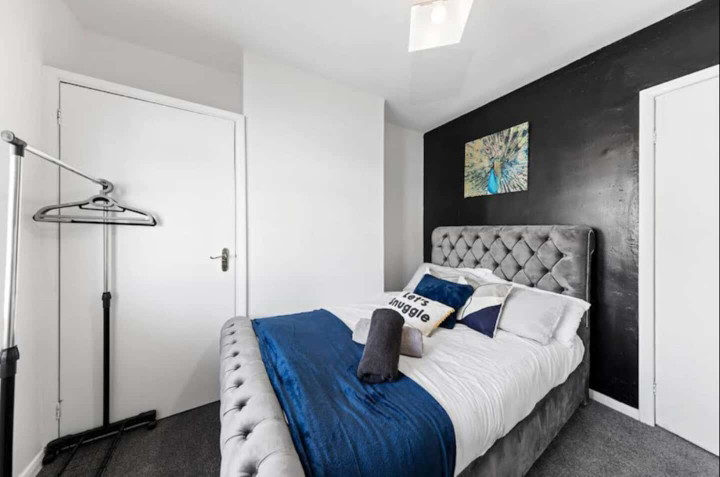 Spacious Rochester House, Sleeps 8, Parking. - Chatham