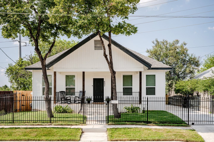 Historic White Cottage | Mins To Riverwalk - San Antonio, TX