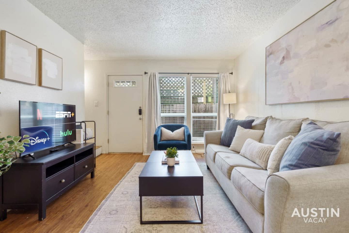 Central Austin 2 Story Apt | Sleeps 4 + Free Prkg - Austin, TX
