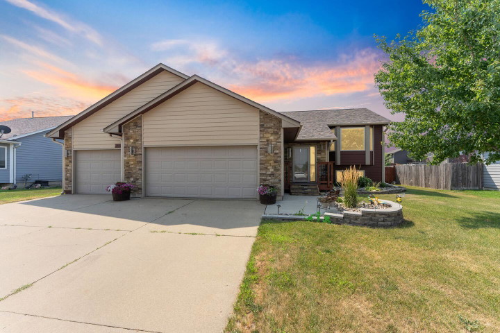 Clearbrook Retreat | 4br | Fenced | 3-car Garage - Sioux Falls, SD