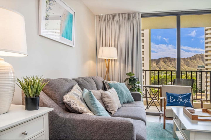 Newly Renovated Condo At The Waikiki Banyan - Honolulu, HI