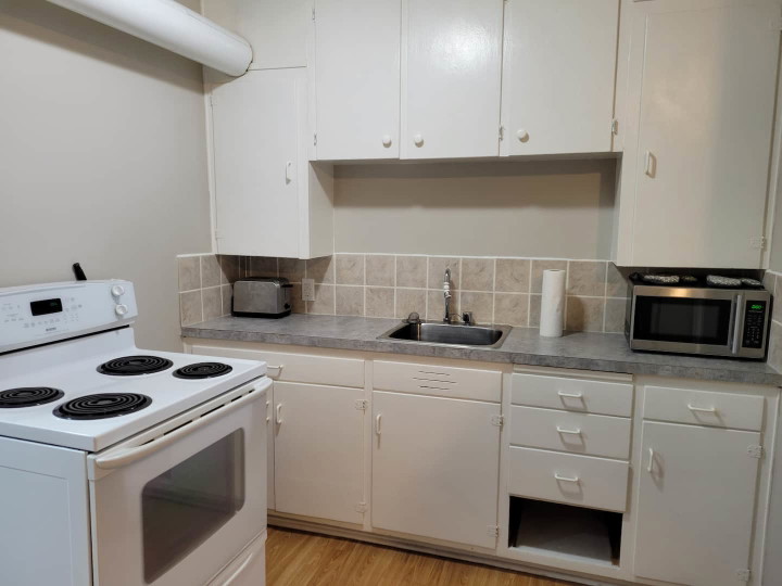 Hate Hotels? #103 Bach Suite Is Ideal 4 Tradesmen! - Moose Jaw