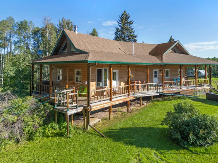 Log Home East Of Sundre - Alberta