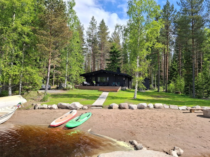 Log Cabin By The Lake - Finland