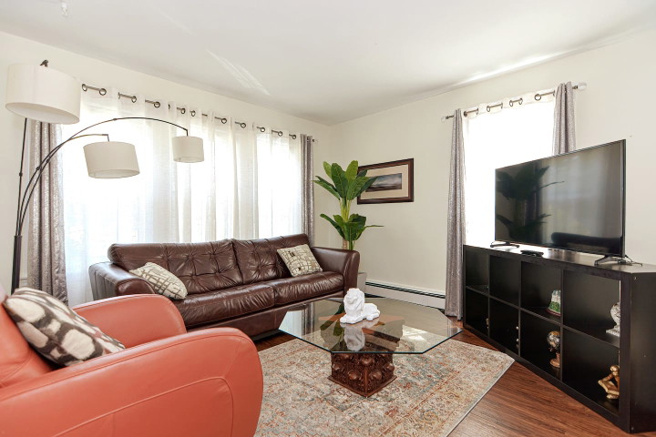 Lovely And Bright 3 Bedroom Apt W/park - Framingham, MA