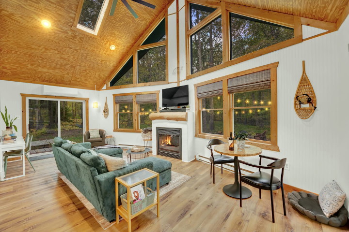 2 Full Baths, Fireplace, Steps 2 Lake, In Woods - Pocono Lake