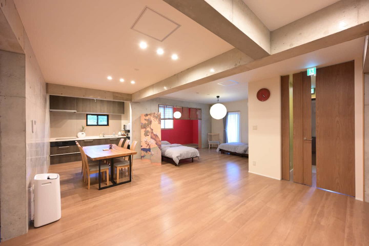 ジブリパーク徒歩15分、和モダン/90㎡完全貸切/ファミリー&グループ向け/屋上バルコニー/大型犬可 - Toyota