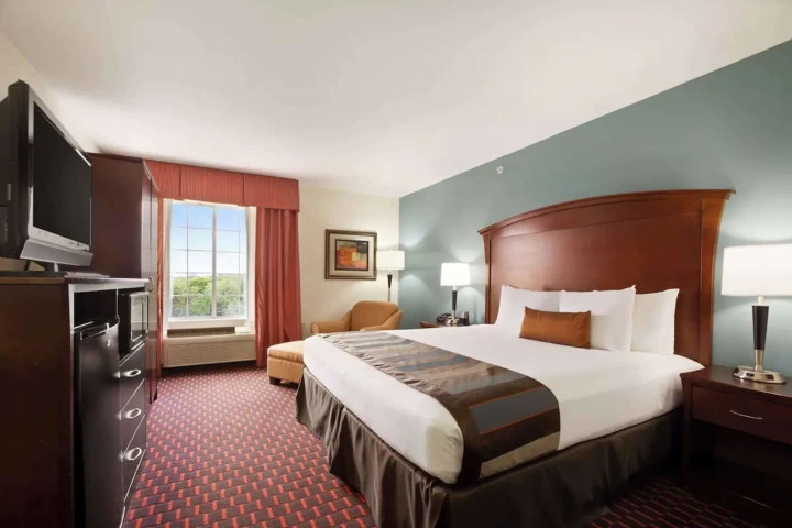 Wingate San Marcos | King | I-35 Access - San Marcos, TX