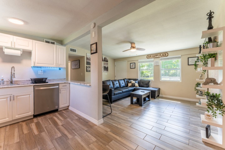 3/1 House Conveniently Located In Central Florida! - Winter Park, FL