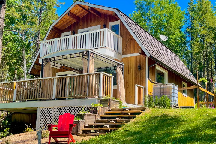 Cozy 3 Br Chalet W/forest Trails - Rocky Mountain House