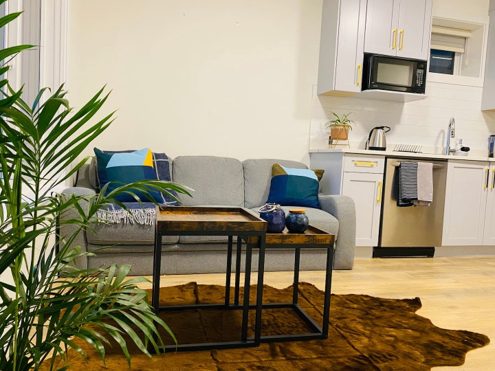 Warm & Open 2-bedroom Suite With Parking - Port Coquitlam