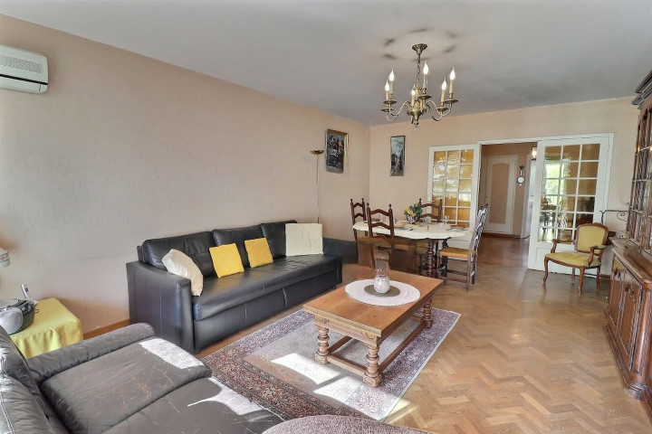Old And Spacious 3 Bedroom Apartment - 2 Balconies - Marseille