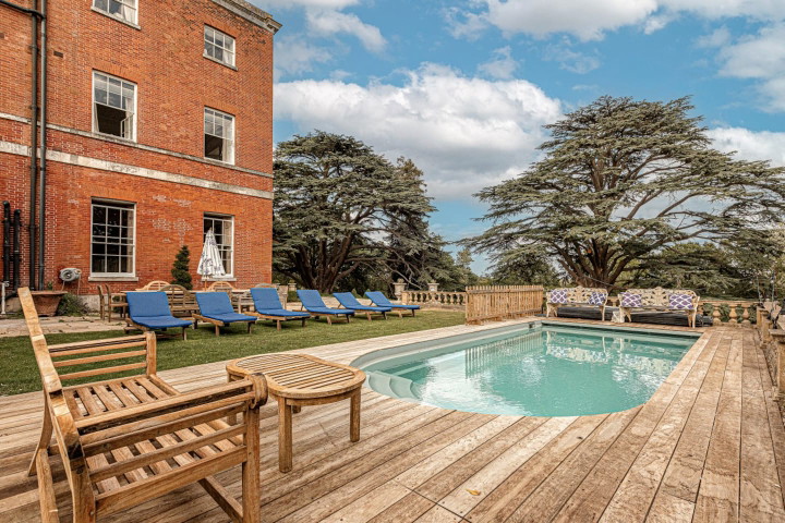 Wilde Cedar With Swimming Pool - Bracknell
