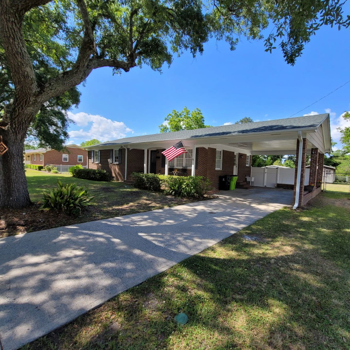 Conveniently Located 3 Bedroom 2 Bathroom House - New Bern, NC