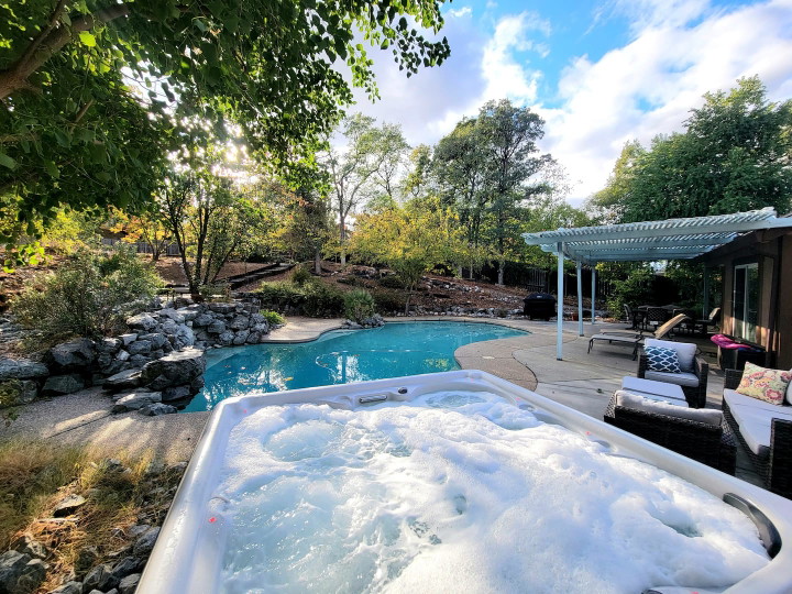 Spacious Serenitihouse: Hot Tub/pool/bbq & Court - Redding, CA