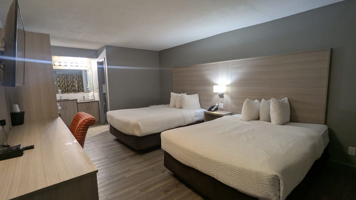 Two Bed Kitchen With Breakfast - Medicine Hat