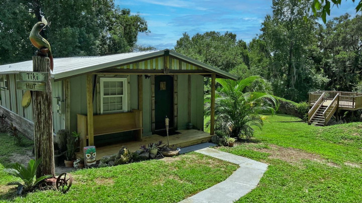 Unique "Tiki Hut" Vibe In Mt Dora! Lg Deck. Pets - Mount Dora, FL