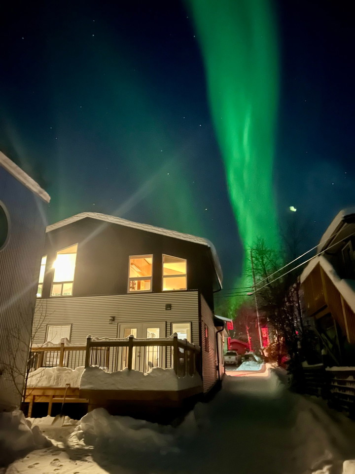 Aurora View Lakefront Pilot-themed Guest Suite - Yellowknife