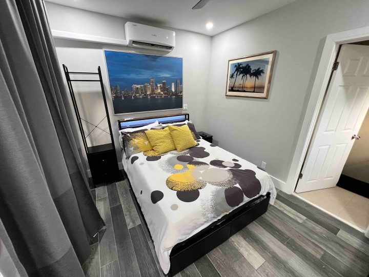 ( A)near Beach & Downtown. Modern & Cozy Private - West Palm Beach, FL
