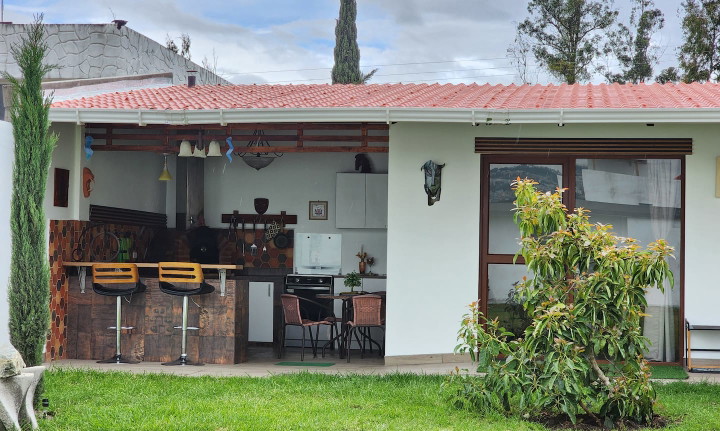 Art Home Powered By The Middle Of The World - Quito