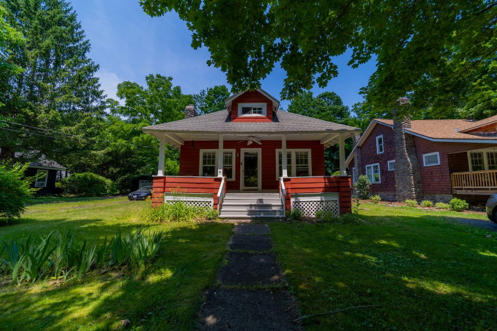 1920s Phoenicia Bungalow W/fireplace, Sauna & Yard - Phoenicia, NY