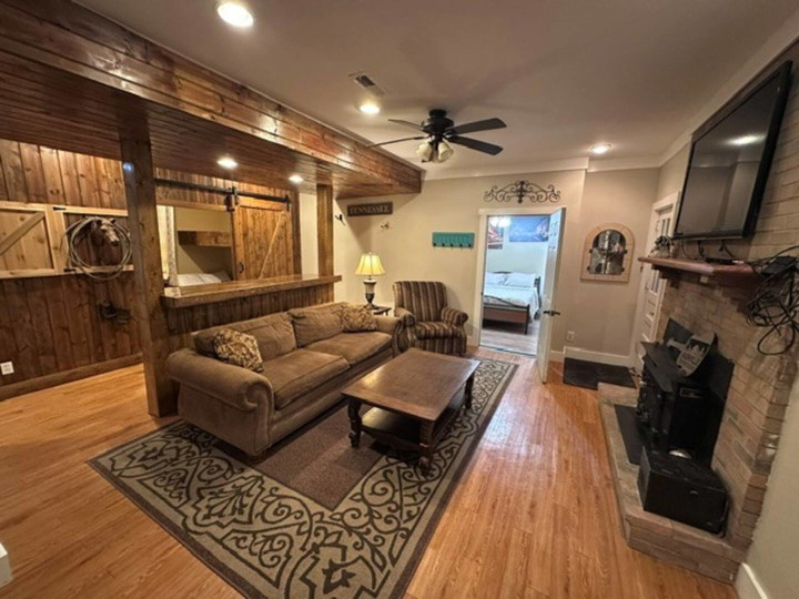 Rustic Hilltop Retreat Suite (2 Bdrm/3 Beds) - Franklin, TN