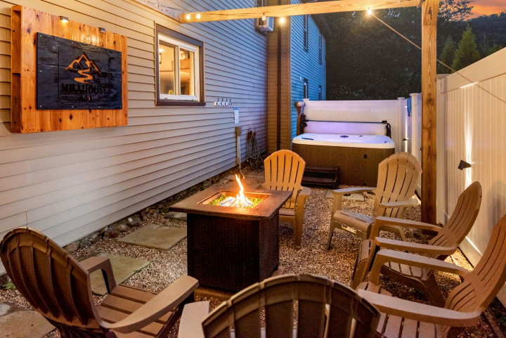 Spacious 5br W/ Hot Tub & Games - Greenfield, MA