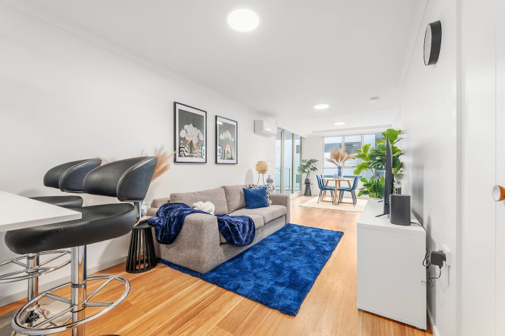@Elegant 1br W/ Pool, Gym, City Views & Parking - Queanbeyan