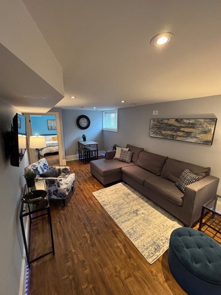 Downtown Burlington King Suite Sleeps 4 - Burlington