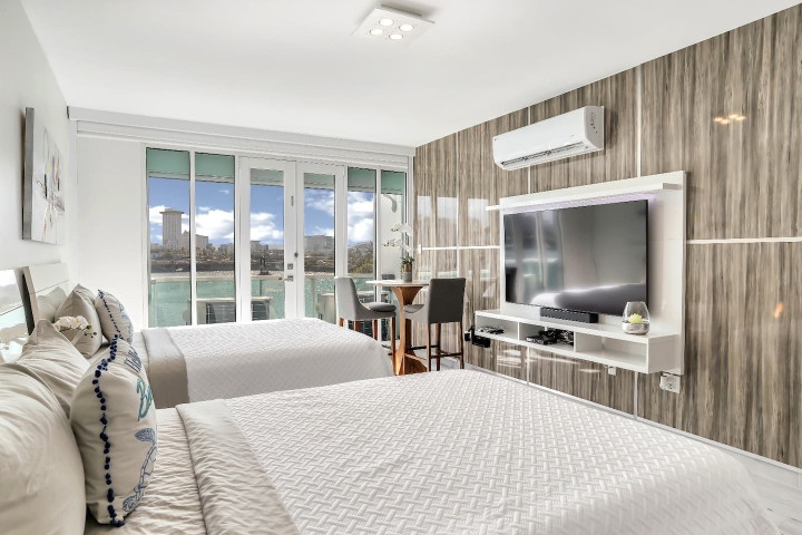 Modern Lagoonfront Balcony Views + Walk To Beach - San Juan