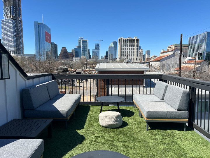 Huge Group Home W/ Rooftop Deck & Downtown Views! - Austin, TX