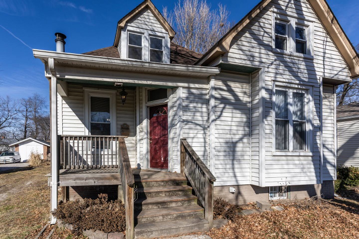 3 Bedrooms, 2 Bathrooms, 2 Living Rooms, Laundry - Belleville, IL