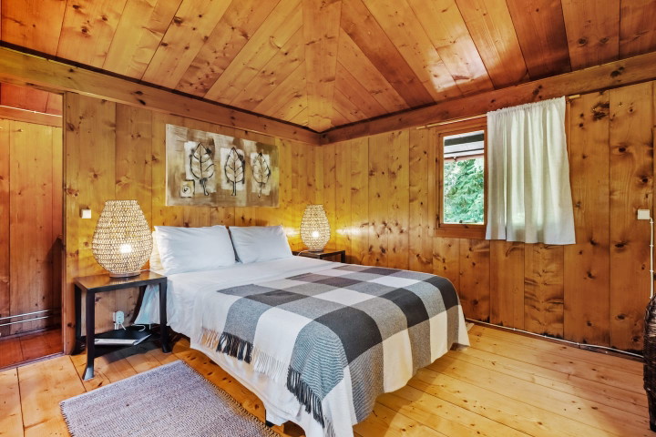 A Cabin In The Wild - Madera