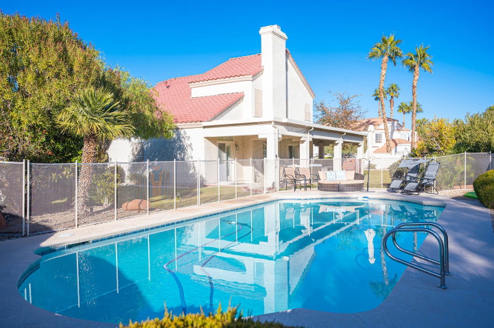 Absolute Perfection! Stunning Pool! Luxurious Spa! Putting Green! Pool Table! - Henderson, NV