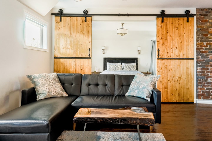 Stylishly Remodeled Queen Victoria Loft - Niagara Falls