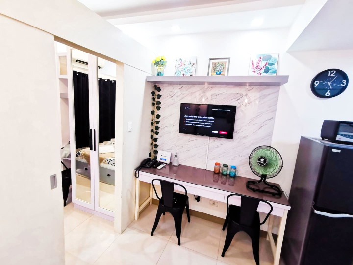 Luxe Haven W/a View, Netflix, Fast Wifi | Sm South - Muntinlupa